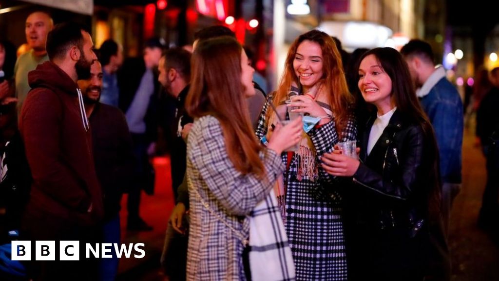 Covid: PM challenged to publish evidence behind 10pm pub closing time ...