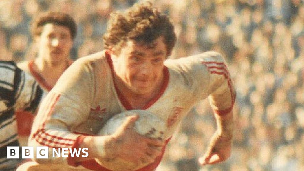Phil Lowe: Hundreds attend funeral for Hull KR and Great Britain 'hero ...