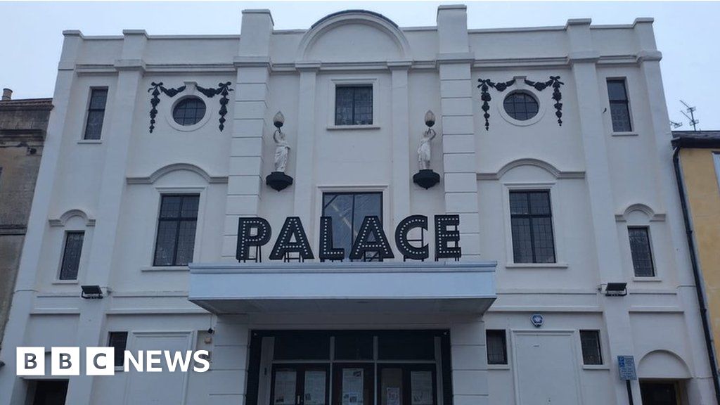 Devizes residents 'desperate' for Palace Cinema to reopen - BBC News