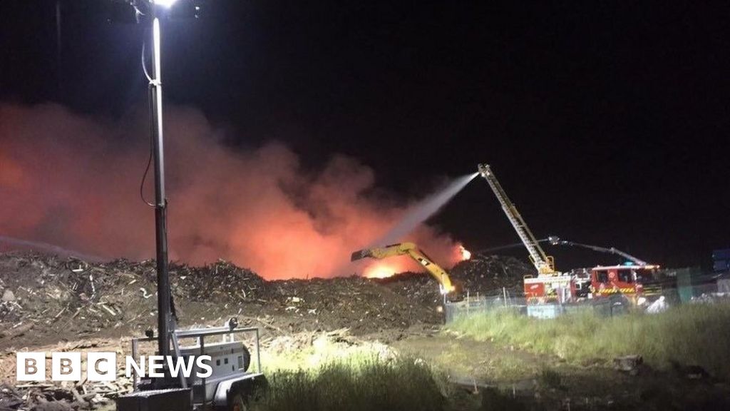 Melbourne fire: Hazardous smoke forces evacuations - BBC News