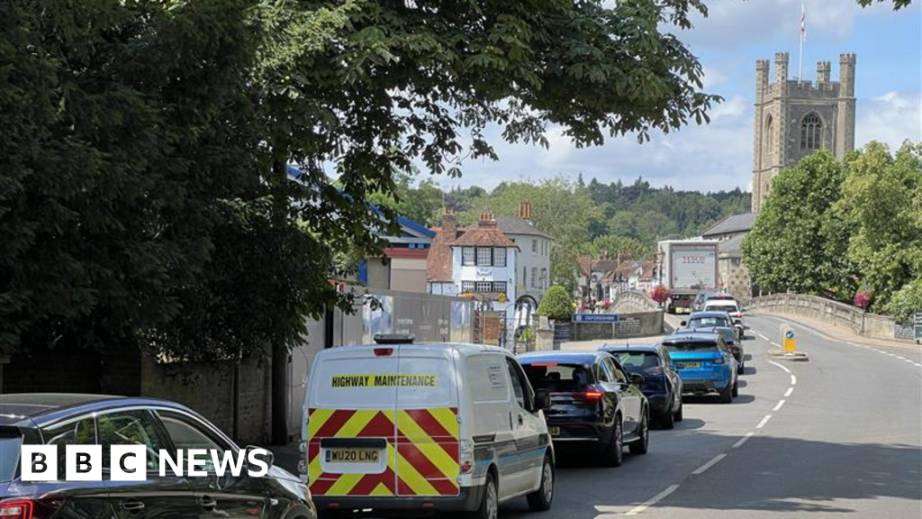 Henley-on-Thames: Delays caused by emergency gas work - BBC News