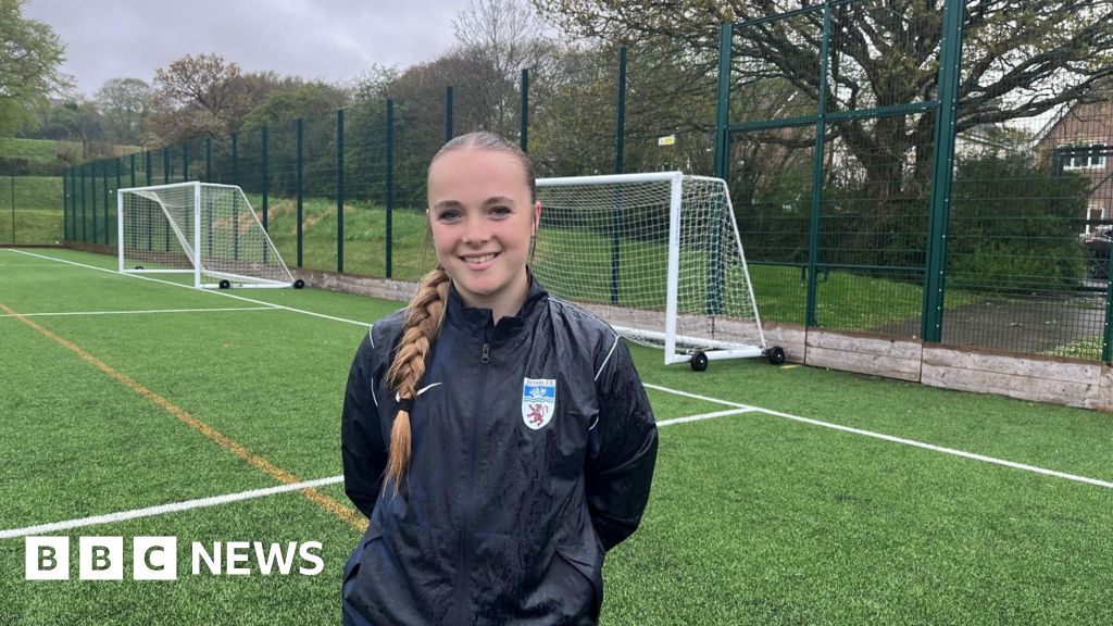 'Future Lionesses' aim to inspire Devon girls to try football - BBC News