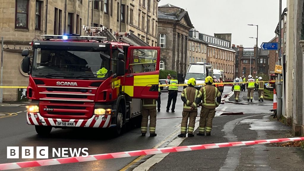 Residents allowed to return to homes after Paisley car fire