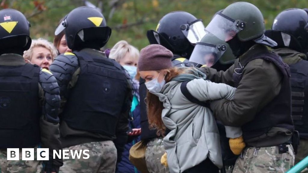 Belarus police charge protesters with stun grenades