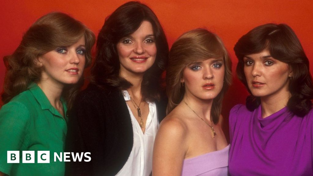 The Nolans: Blackpool honours pop legends with blue plaque - BBC News