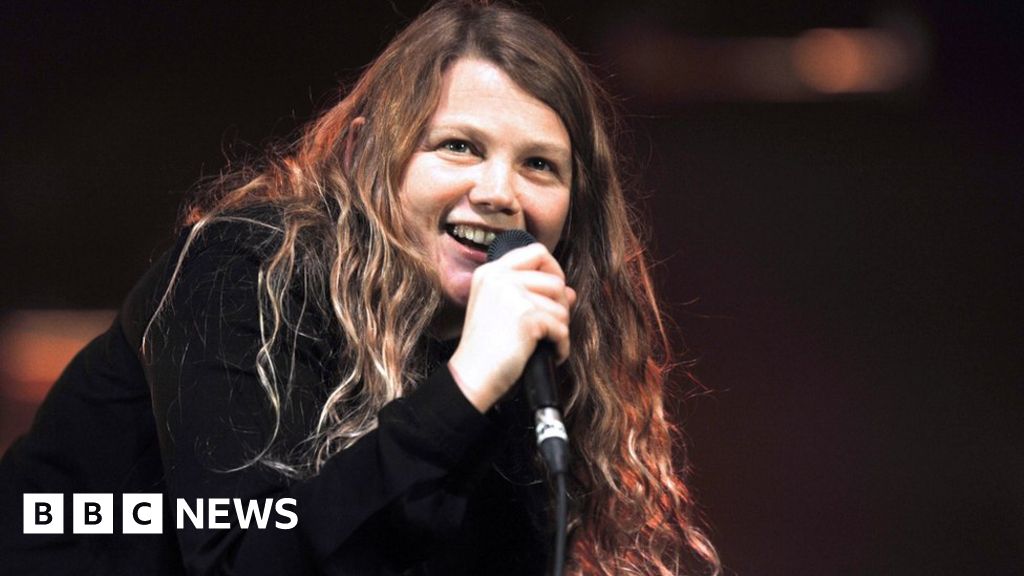 Kate Tempest celebrates rhyme as poetry sales rise - BBC News