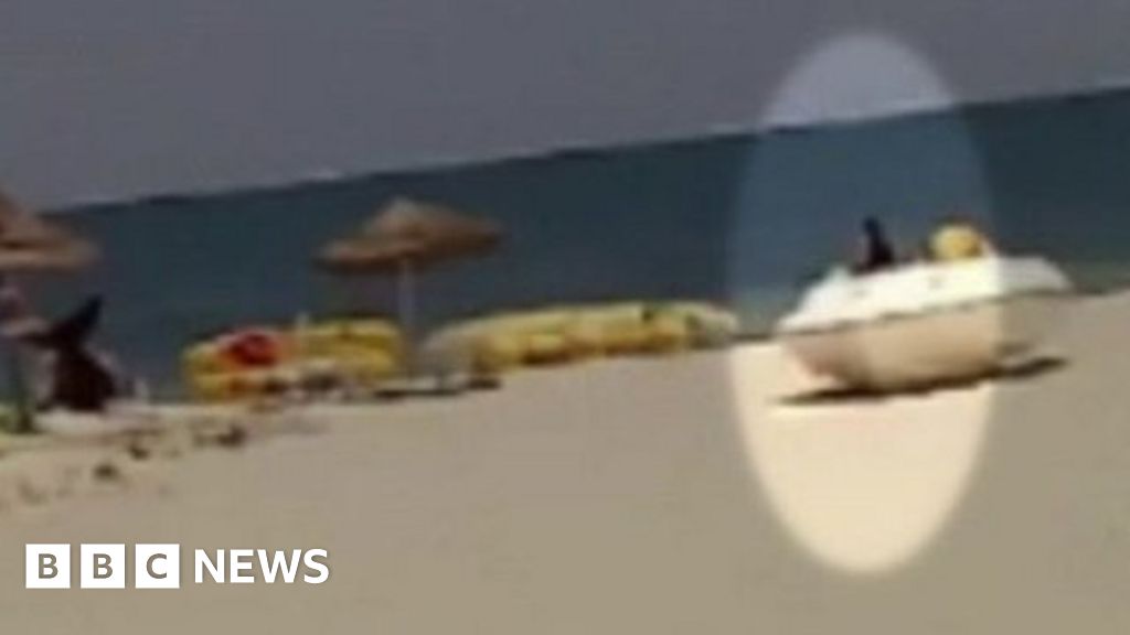 Tunisia attack: Footage shows gunman on beach - BBC News