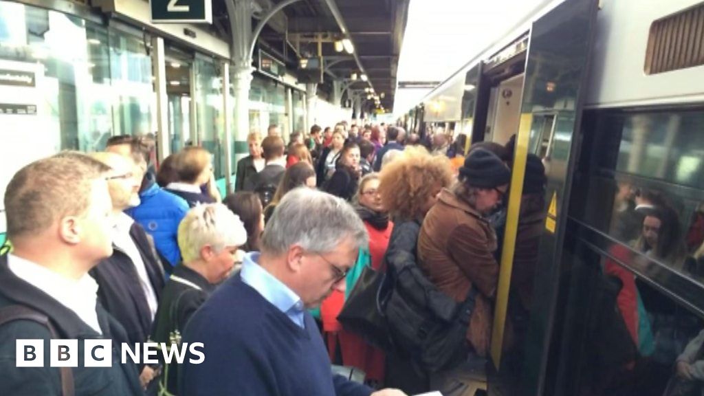 First three-day Southern Rail strike begins - BBC News