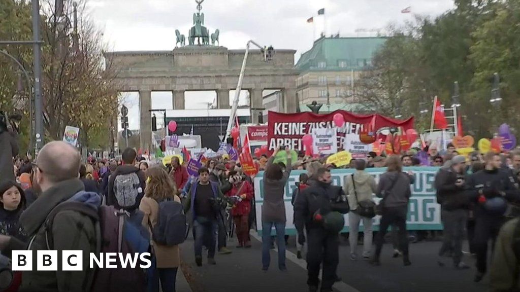 Thousands march in Berlin against far-right party - BBC News
