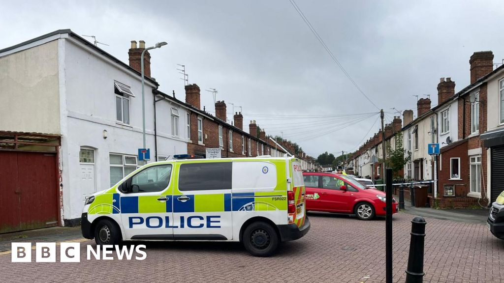 Murder arrest after fatal Wolverhampton stabbing - BBC News