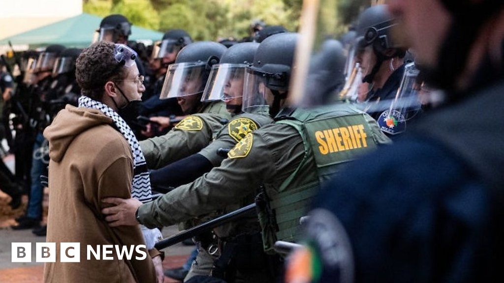 Police clear camp and retake building at UC Irvine - BBC News