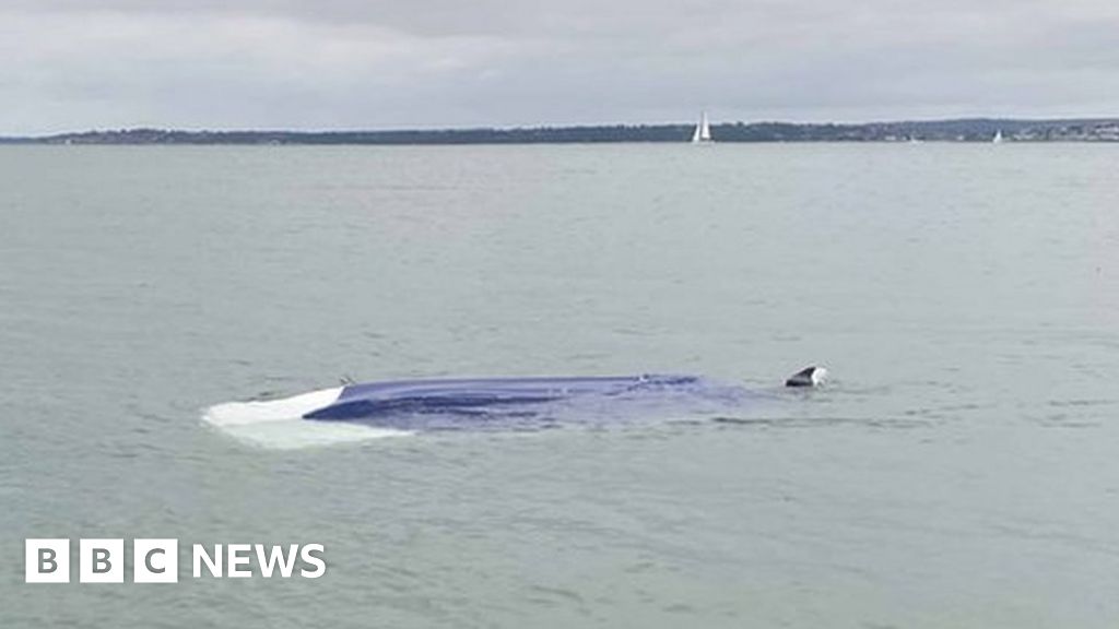 Four men pulled from water as wave sinks boat off Southsea - BBC News