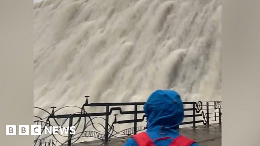 Peak District: Walker films 'wild' dam after heavy rain - BBC News