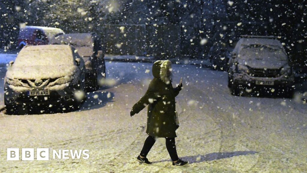 Met Office issues ice warning as snow hits UK - BBC News