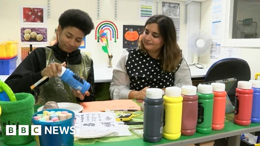 Leicester Hospital School in 70-year reunion search - BBC News