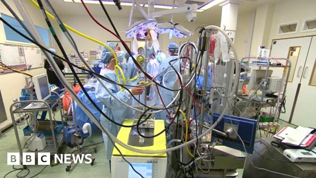 Footage of children's heart surgery at Glenfield Hospital - BBC News