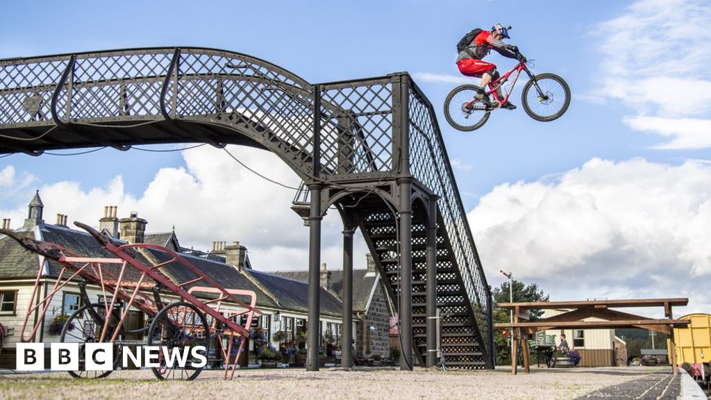Danny MacAskill gets his daring from his mum, says dad - BBC News