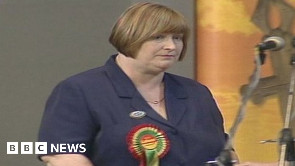 Labour's Edwina Hart and Gwenda Thomas to stand down - BBC News