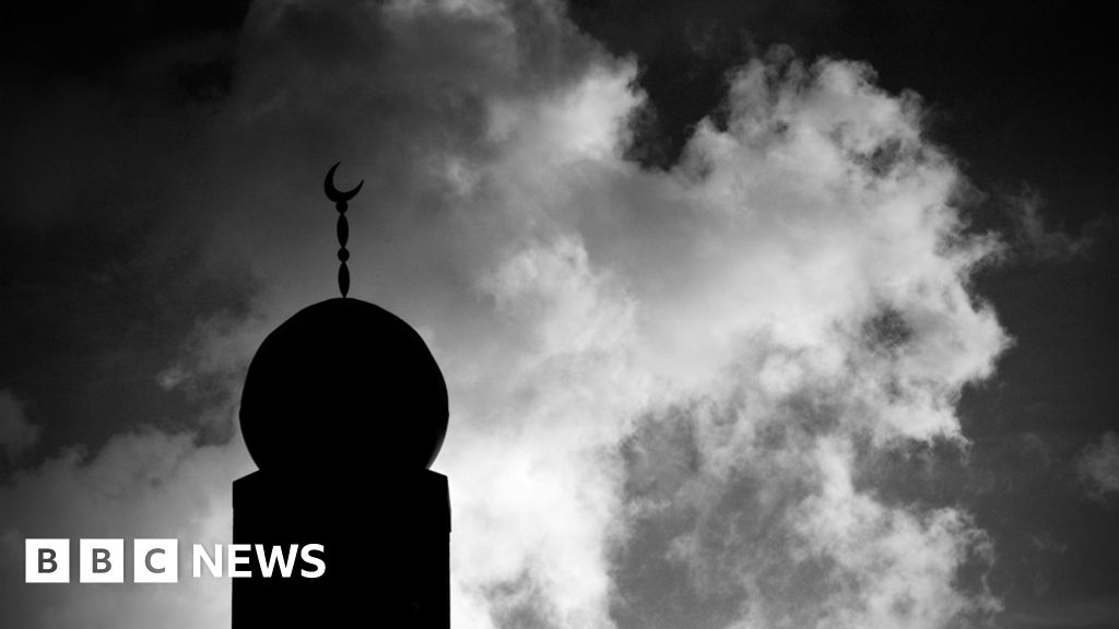 The ex-Muslim Britons who are persecuted for being atheists - BBC News