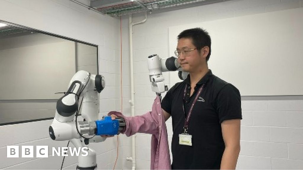 University of York's new dressing robot mimics care workers - BBC News