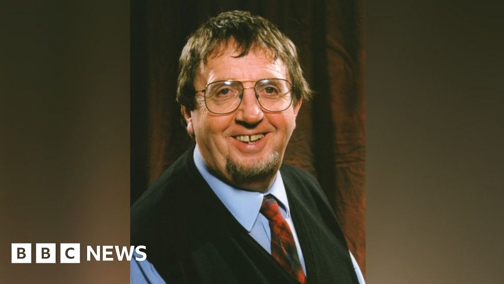 Bedfordshire journalist Neil Roy dies aged 80 - BBC News