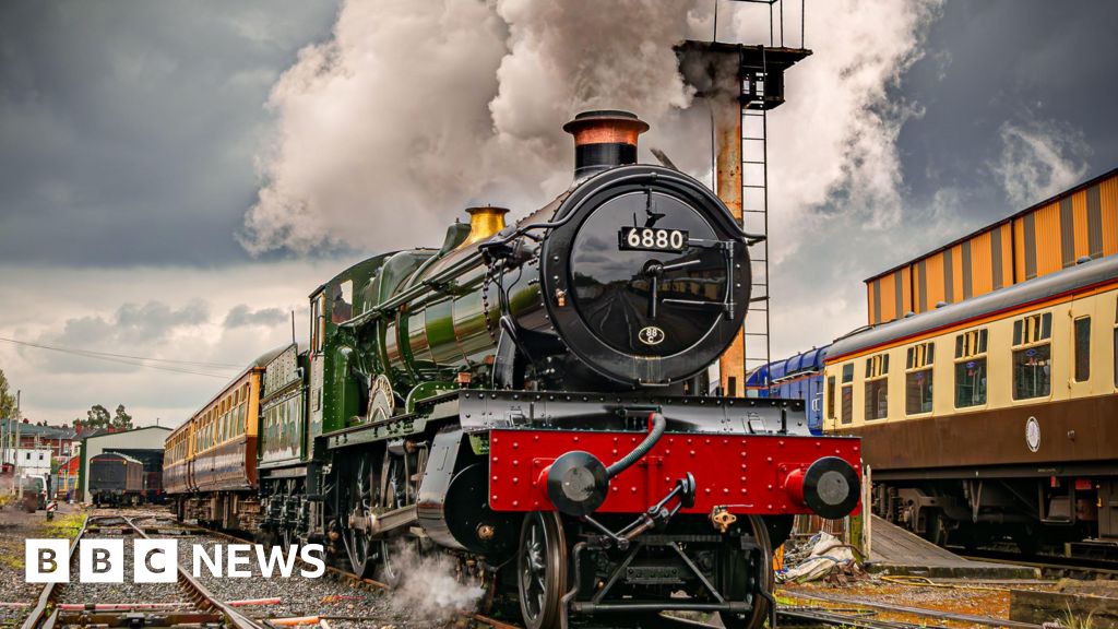 First passengers to ride newly-built steam train in Cotswolds - BBC News