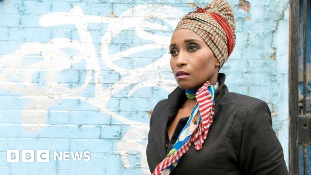 Poet becomes first woman to scoop Forward best poem award twice - BBC News