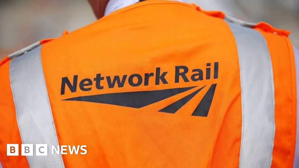 Network Rail sorry for disability 'distress' over lift closures - BBC News