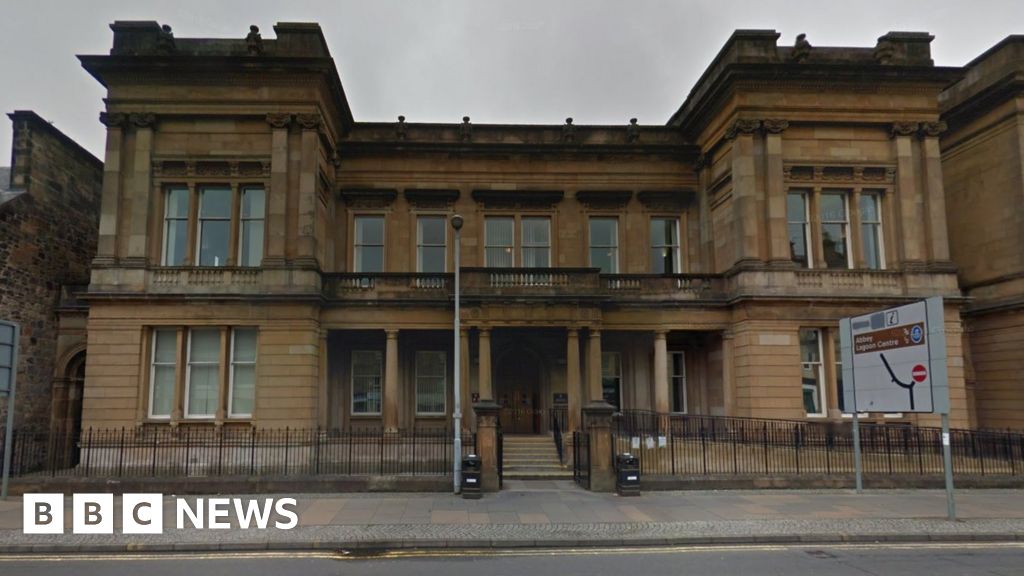 Scot Squad star Darren Connell fined over knuckleduster - BBC News