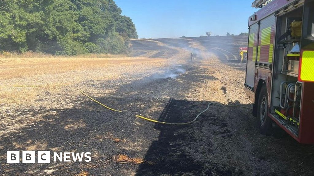 Bedfordshire firefighters tackle large Lower Sundon field fire - BBC News