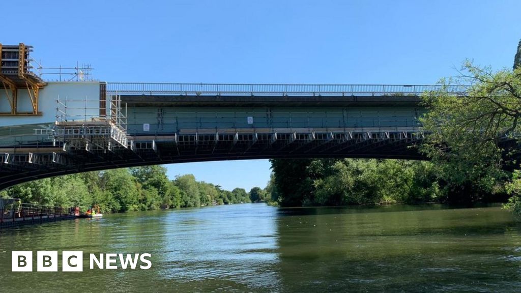 M4 in Berkshire reopens after weekend bridge work - BBC News
