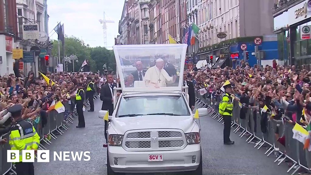 Pope in Ireland: Popemobile travels through Dublin - BBC News