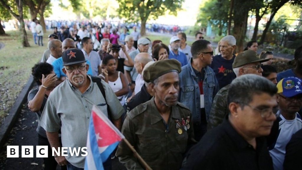Fidel Castro death: Cubans queue to pay their respects - BBC News
