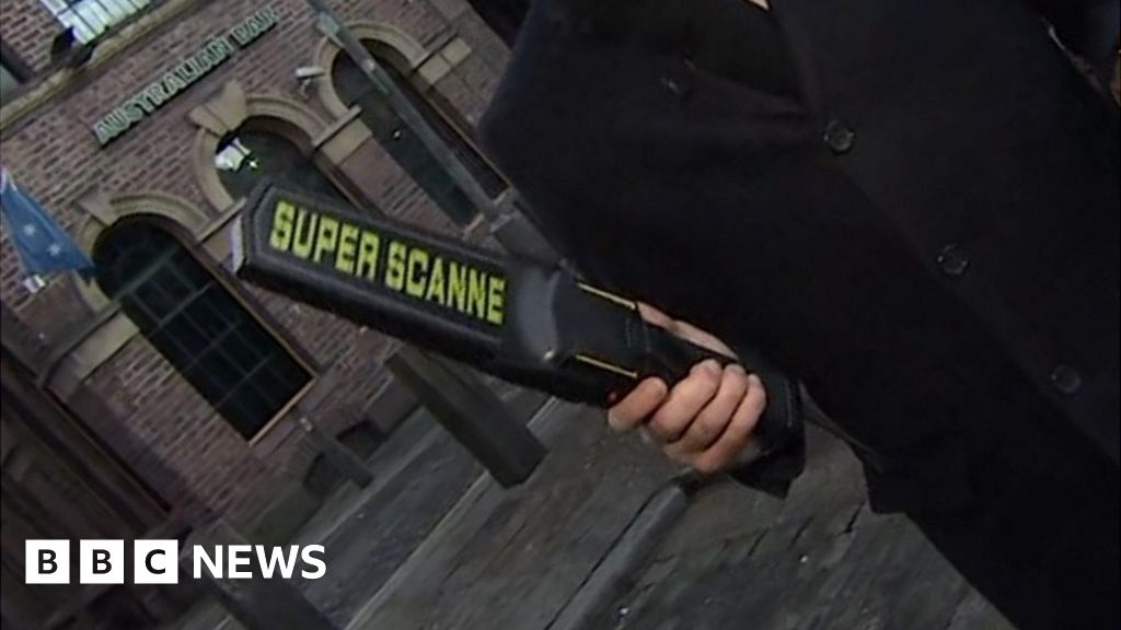 Liverpool bars given 'wands' to fight knife crime - BBC News
