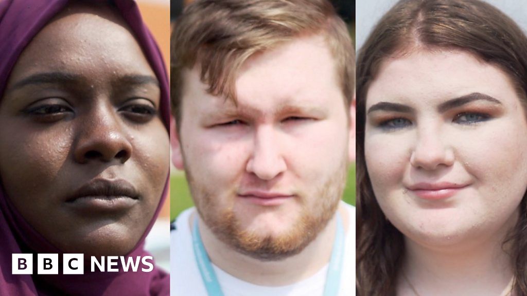How it feels to finish college during a pandemic - BBC News