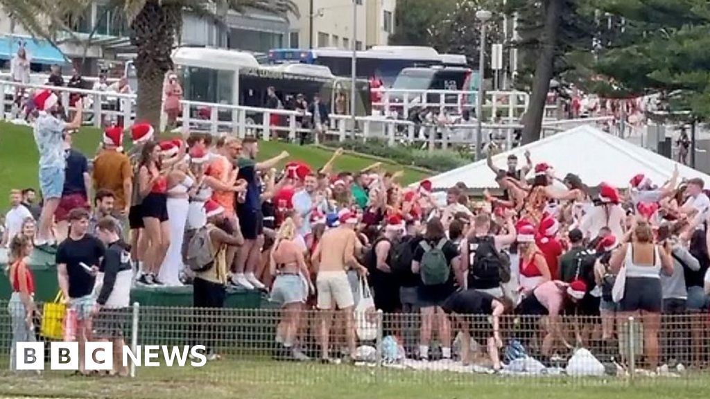 Covid: Sydney beach party in breach of regulations - BBC News