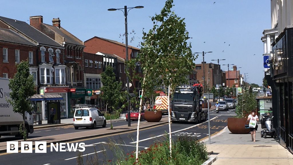 Dunstable town centre £7m revamp finished after years of work - BBC News