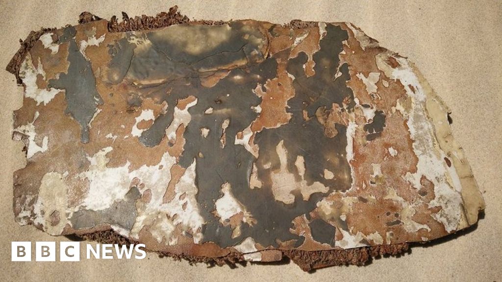 MH370 search: New debris in Madagascar includes 'burnt parts' - BBC News