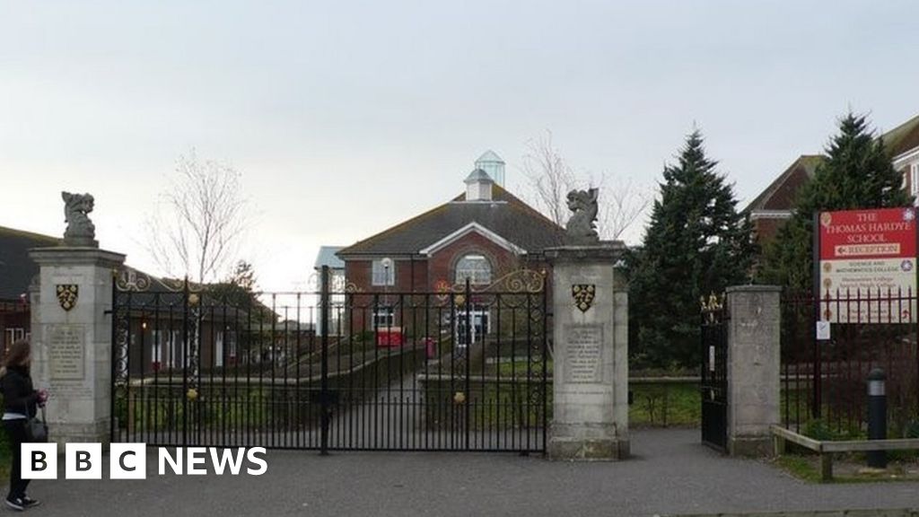 Dorchester Thomas Hardye School crowdfunds for teaching assistant - BBC ...