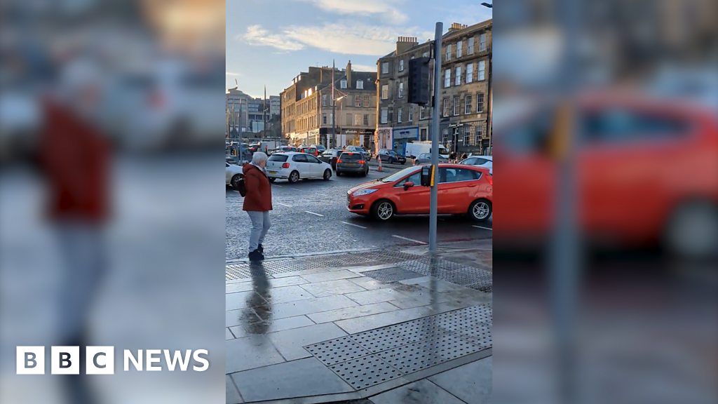 Motorists ignore no-turn junction in Edinburgh - BBC News