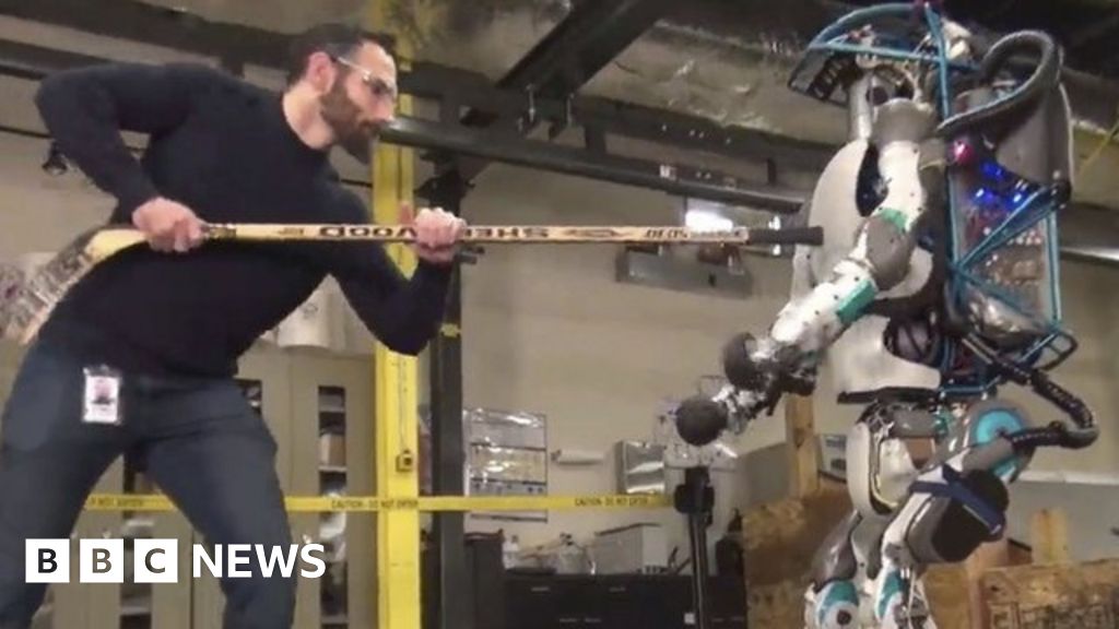 Remarkable Boston Dynamics robot puts up with bullying - BBC News