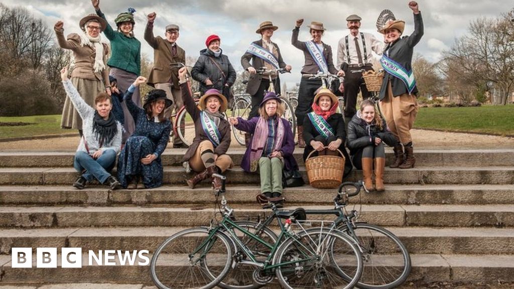 'Suffragettes' cycle through Manchester for women's safety - BBC News