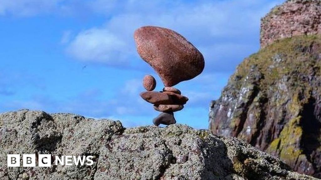 'Breathtaking' stone-stacking artworks on Dunbar beach - BBC News