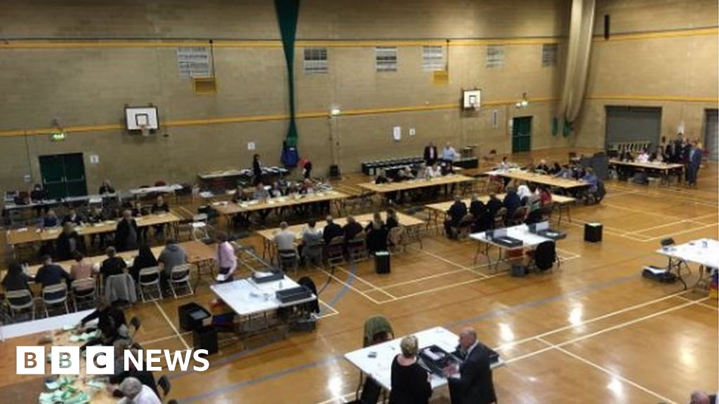 Tendring District Council: Two independents elected - BBC News