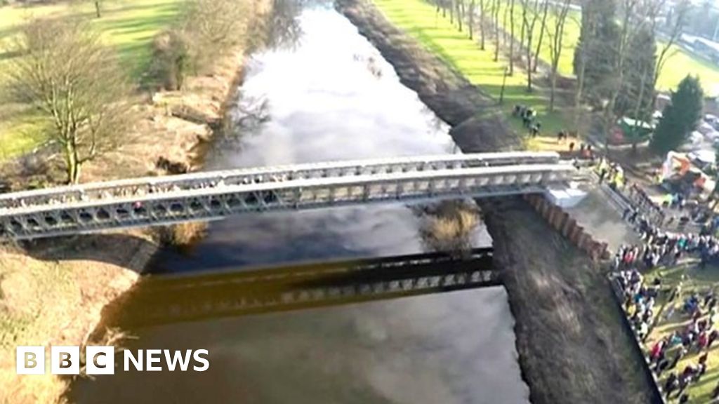 Tadcaster bridge: Drone films moment divided flood town reunited - BBC News