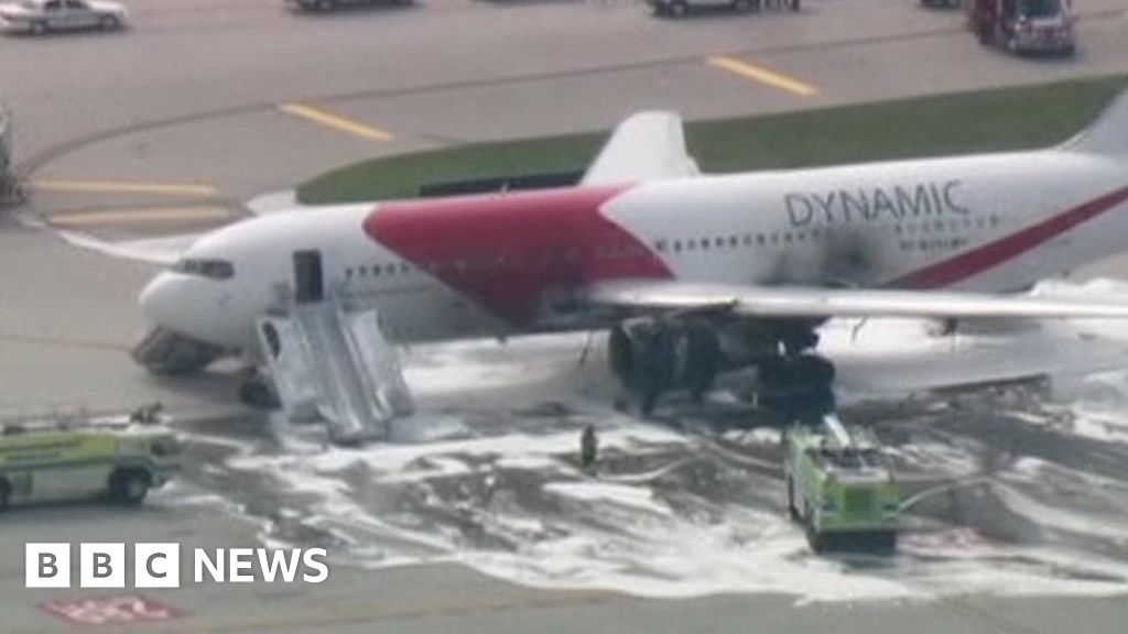 Plane catches fire on Florida runway - BBC News
