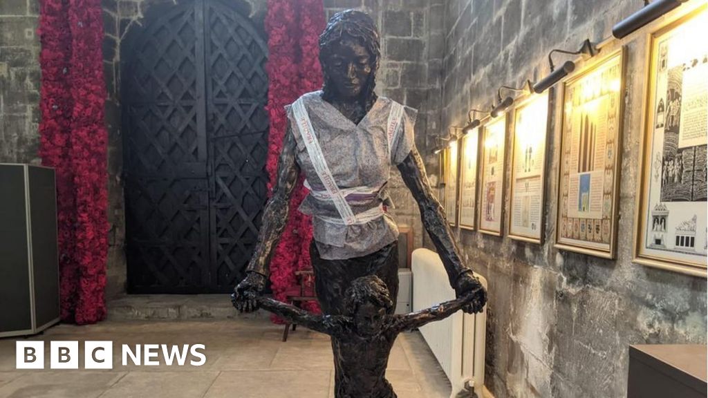Cirencester church statues replaced 58 years after vanishing - BBC News