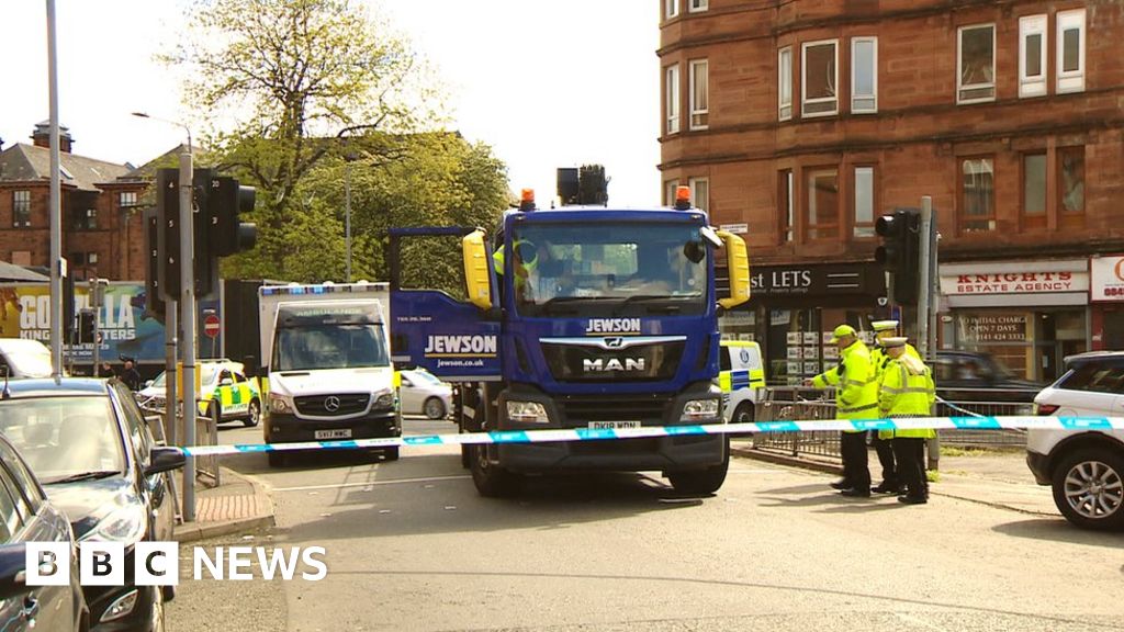 Cyclist dies after lorry crash in Glasgow - BBC News