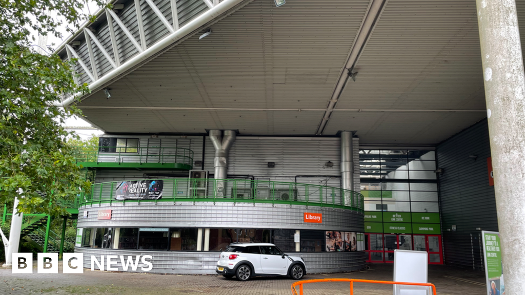 Swindon Link Centre pool to finally reopen in new year - BBC News