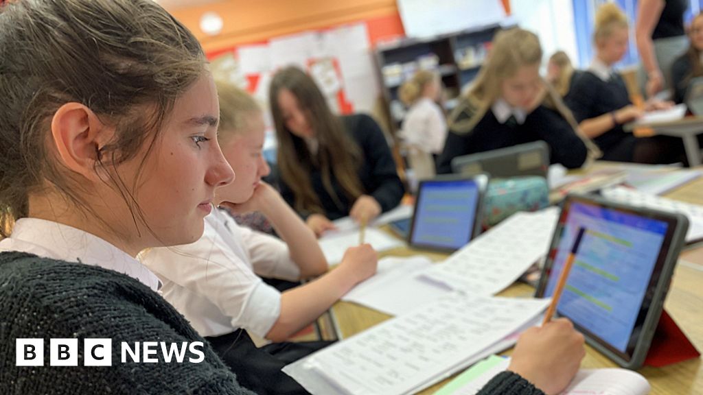 First Borders school pupils pick up free iPads - BBC News